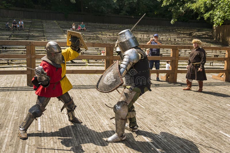 Combat De Chevaliers Dans Des Batailles De Groupe Image stock éditorial ...