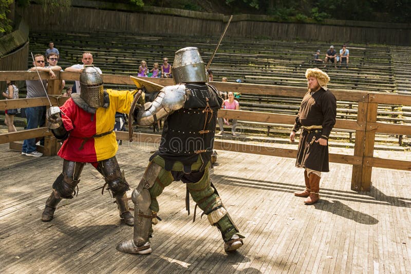 Combat De Chevaliers Dans Des Batailles De Groupe Image stock éditorial ...