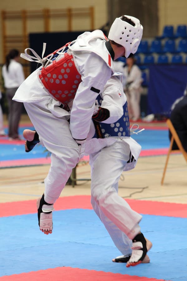 Combate de Taekwondo foto editorial. Imagen de deporte - 27272781