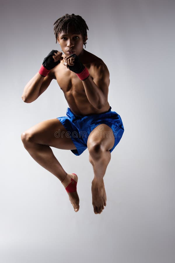 Combattant Masculin De Boxe Photo stock - Image du muscle, ajustement ...
