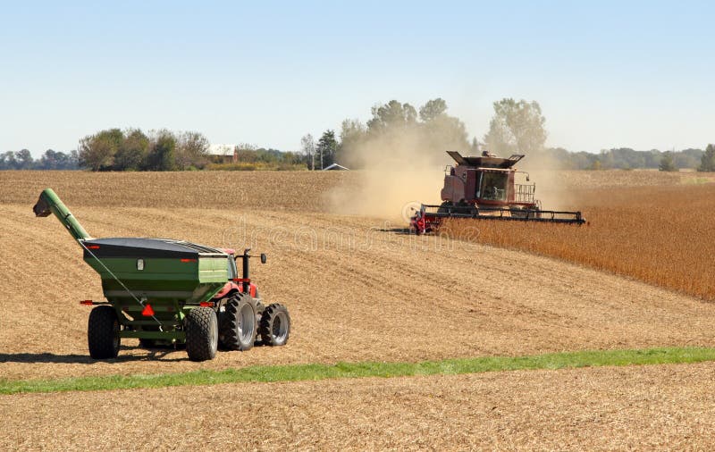 Combining Soybeans stock image. Image of field, farmland - 16421973