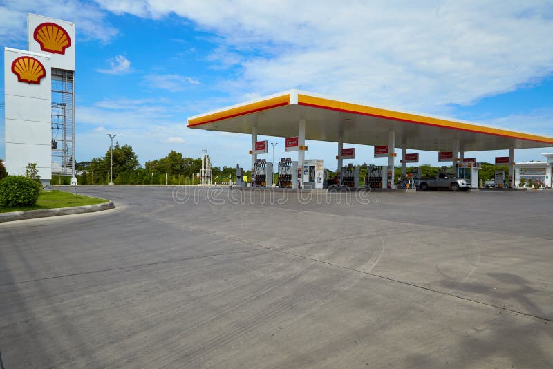 Combustível De SHELL E Posto De Gasolina E Reparo Do Carro Fotografia ...