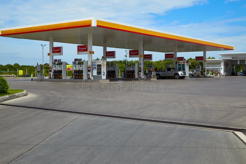 Combustível De SHELL E Posto De Gasolina E Reparo Do Carro Fotografia ...