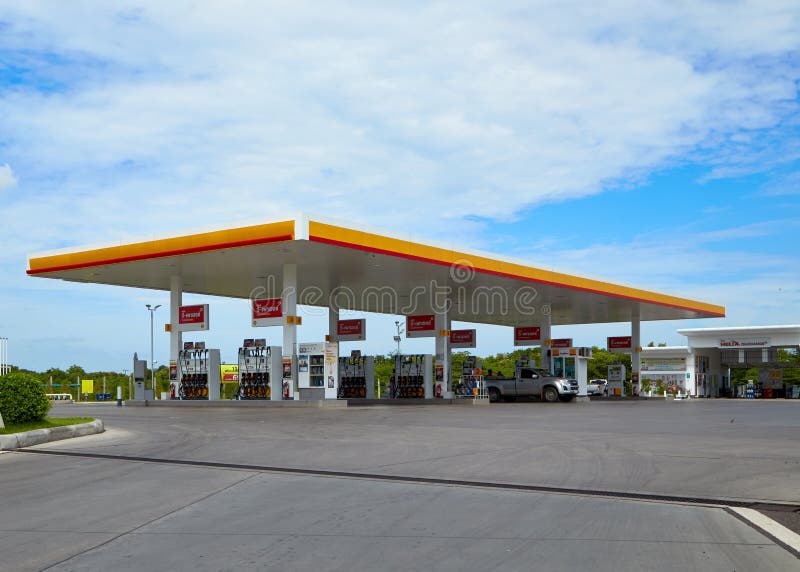 Combustível De SHELL E Posto De Gasolina E Reparo Do Carro Fotografia ...