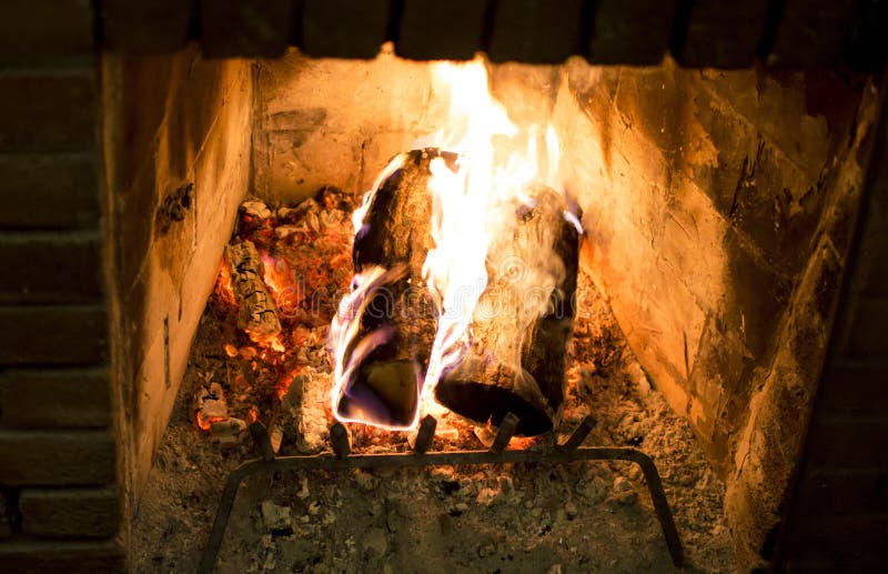Combustione Accogliente Del Fuoco in Camino Antiquato Immagine Stock ...