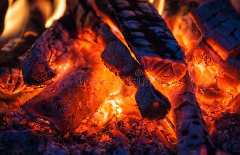 Combustione Di Legno Sul Fuoco Immagine Stock - Immagine di allarme ...