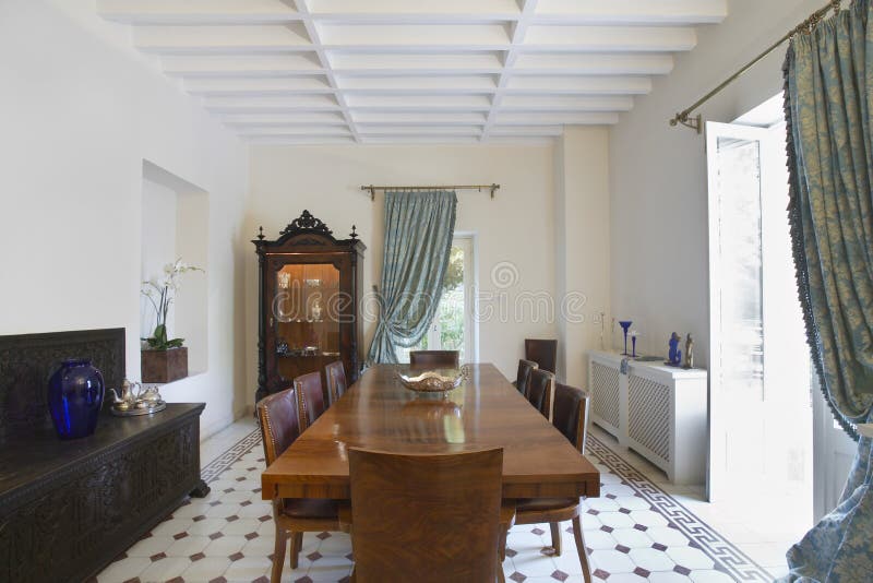 Comedor De La Casa Colonial Del Estilo Foto de archivo - Imagen de ...