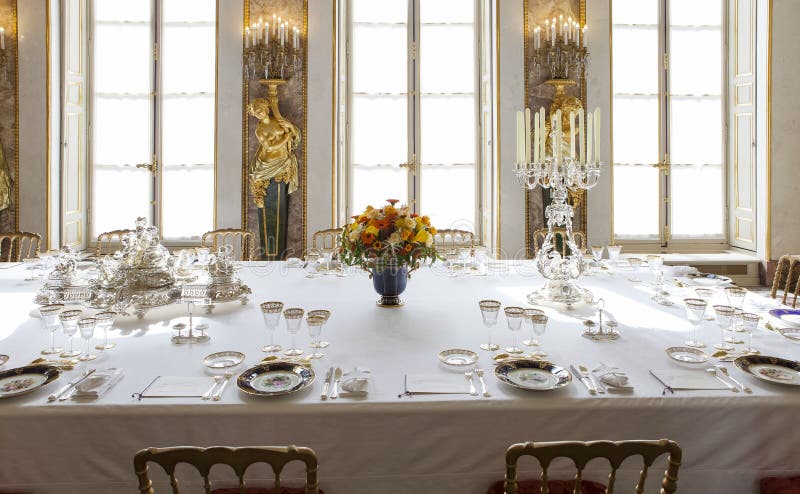 Comedor En Un Castillo Lujoso Foto de archivo - Imagen de cena, barroco ...