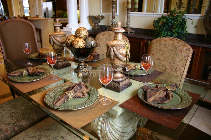 Comedor Formal Con Los Espejos De La Pared Imagen de archivo - Imagen ...