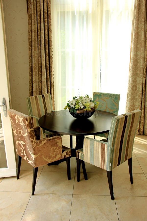 Comedor lujoso imagen de archivo. Imagen de comodidad - 118112457