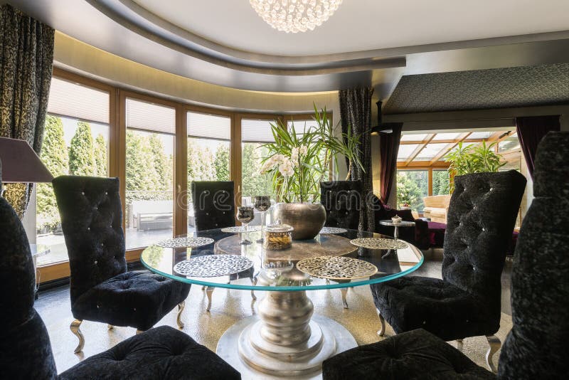 Mesa de comedor lujosa foto de archivo. Imagen de casa - 39646314