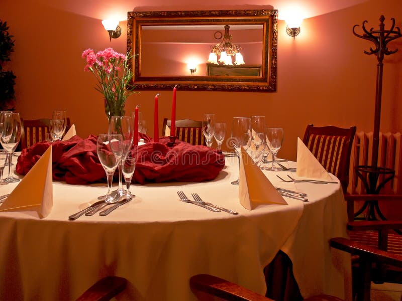 Comedor rojo foto de archivo. Imagen de cristales, muebles - 6322432