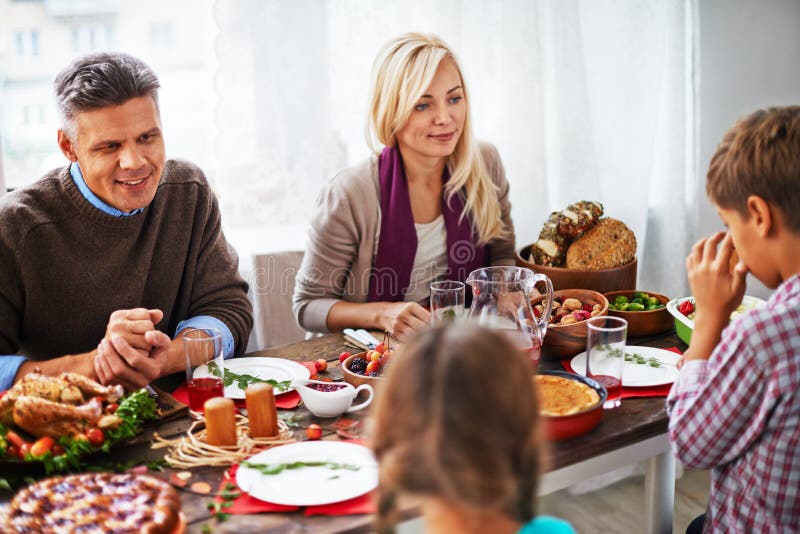 Comemorando O Dia Da Ação De Graças Com Família Foto de Stock - Imagem ...