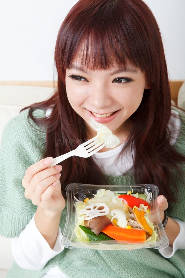 Comendo a salada imagem de stock. Imagem de vida, frescor - 50100587