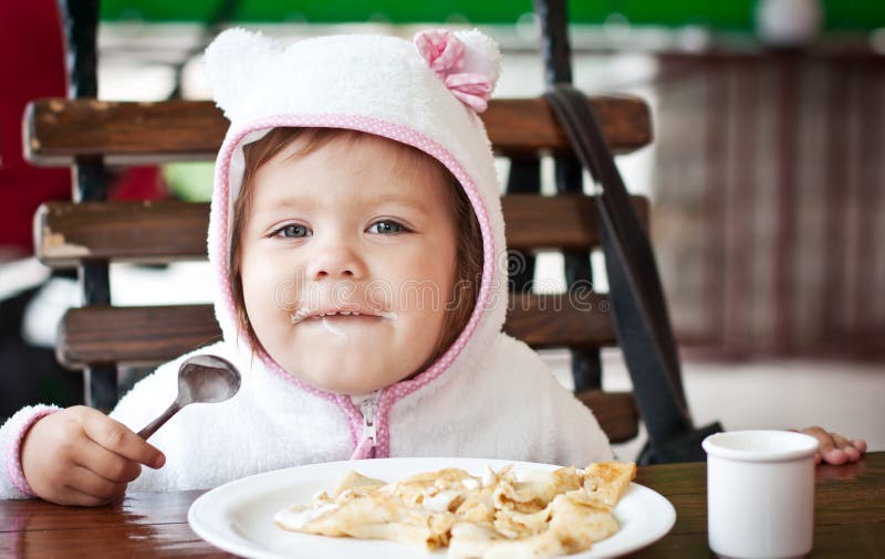 Comer Feliz Da Menina Da Criança Imagem de Stock - Imagem de olhar ...