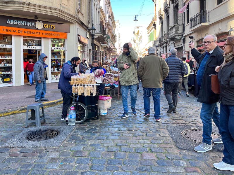 Comercio Informal En Las Calles De San Telmo Buenos Aires. Argentina ...