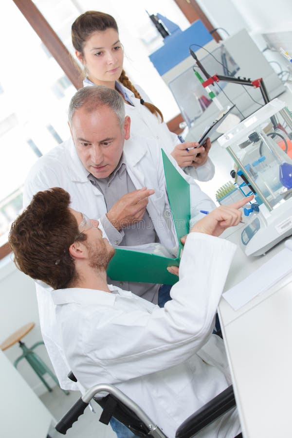 Cometer Errores En El Laboratorio Imagen de archivo - Imagen de farmacéutico, equipo: 279021311