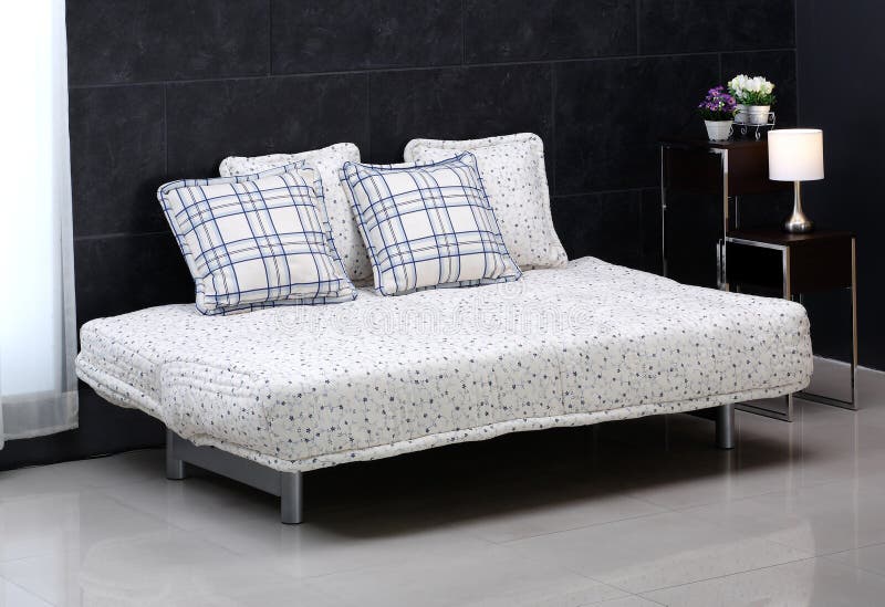 Comfortabel bankbed stock foto. Image of vouwen, schitterend - 26280164