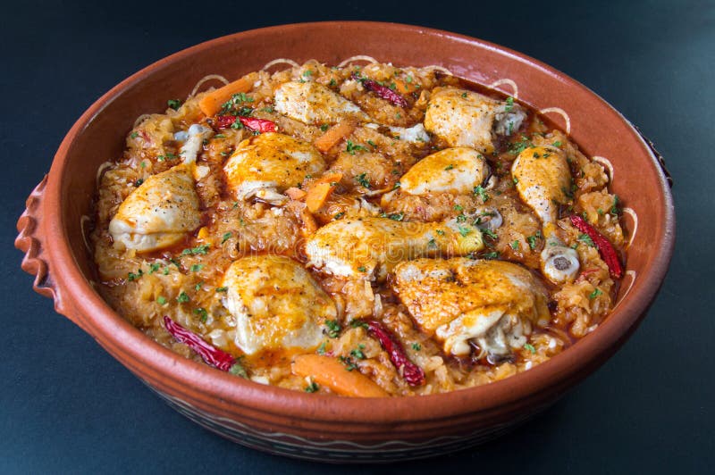 Comida Amarga De La Col Y Del Pollo En Un Cuenco Imagen de archivo ...