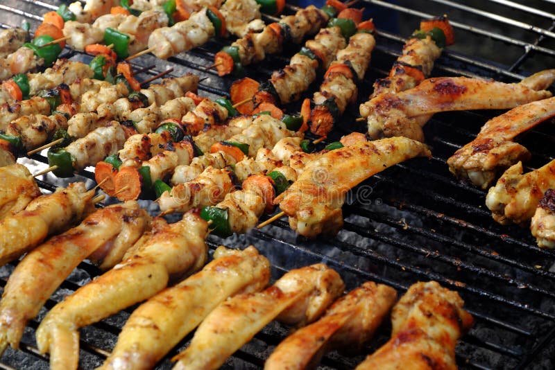 Comida Asada a La Parilla, Alas De Pollo De La Parrilla Encendido ...