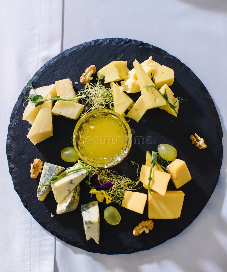 Comida Bonita E Saborosa Em Um Prato. Imagem de Stock - Imagem de vinho ...