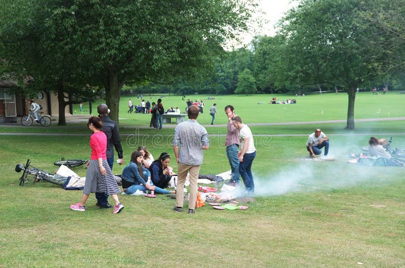 Comida Campestre De La Gente En Parque Foto editorial - Imagen de leva ...