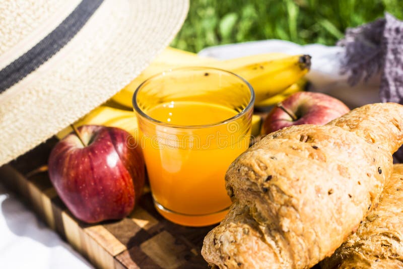 Comida Campestre Del Verano En El Parque Imagen de archivo - Imagen de ...