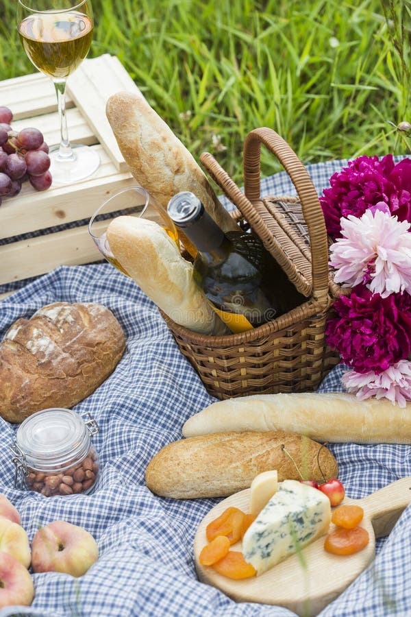 Comida Campestre En El Parque En La Hierba Foto de archivo - Imagen de ...