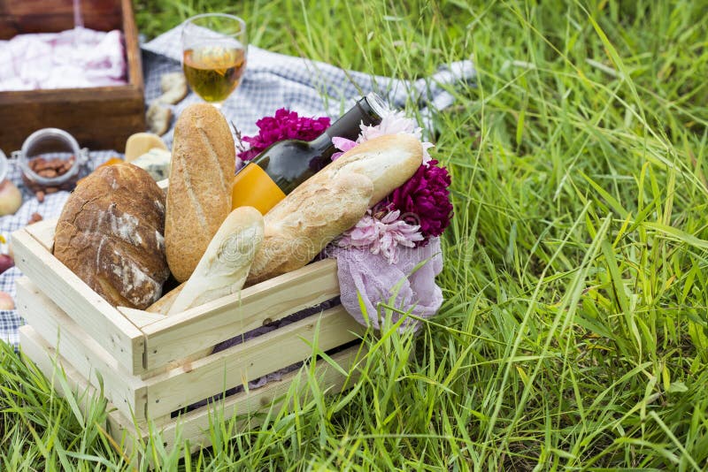 Comida Campestre En El Parque En La Hierba Imagen de archivo - Imagen ...