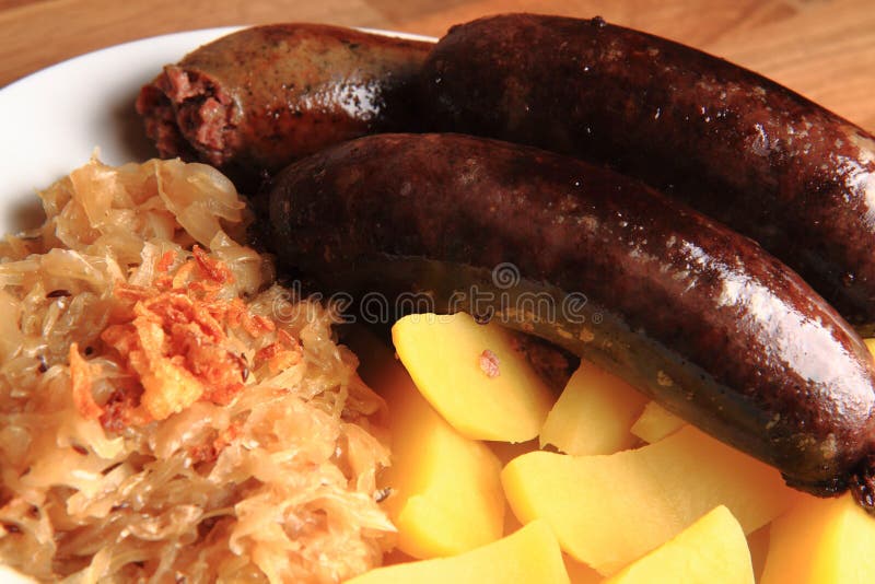Comida Checa - Pudín Y Sauerkrau Blancos Y Negros Imagen de archivo ...