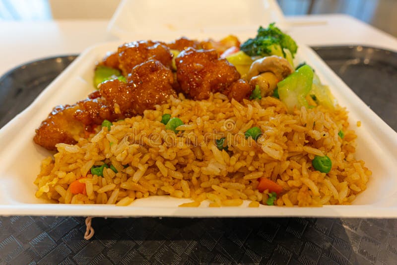 Comida China De Pollo Con Jengibre Lista Para Comer En Una Cancha De ...