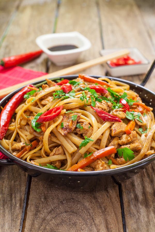 Comida china en el wok imagen de archivo. Imagen de comida - 75054909