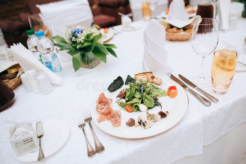 Comida De Boda. Servicio De Comidas De Bodas Elegante Y Elegante Foto ...