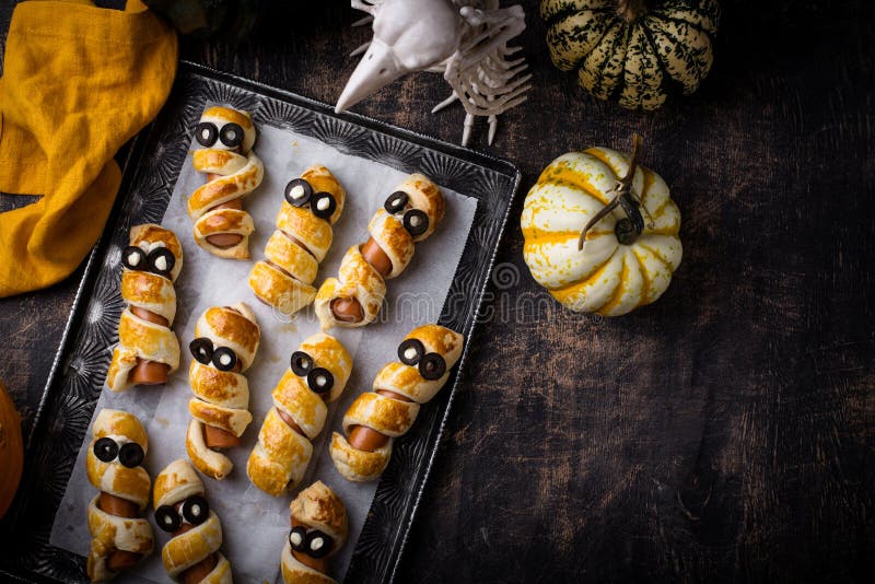 Comida De Halloween. Salchicha En Forma De Momias Imagen de archivo ...