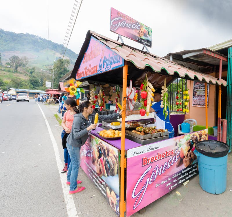 Comida De La Calle En Volcan Fotografía editorial - Imagen de nubes ...