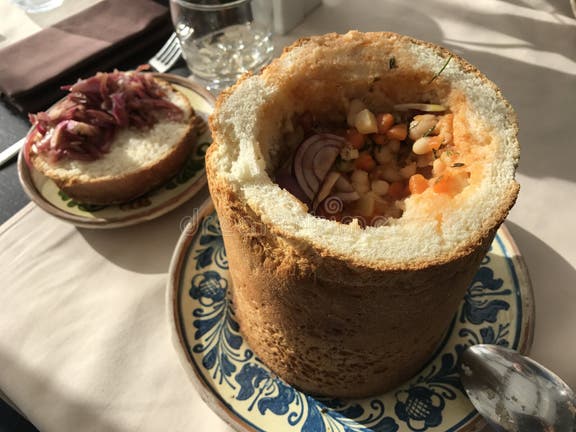 Comida De La Haba En Pan Con La Cebolla Imagen de archivo - Imagen de ...