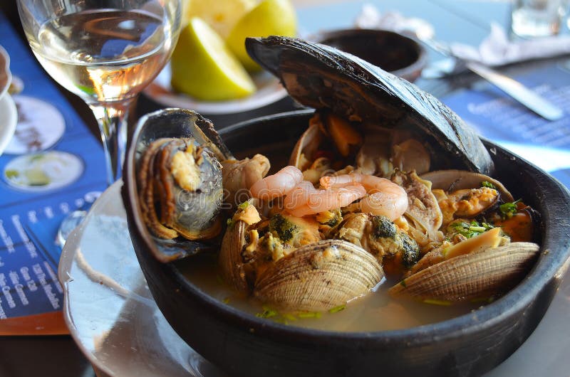 Comida De La Sopa De Los Mariscos Y Vino Blanco De Chile Imagen de ...