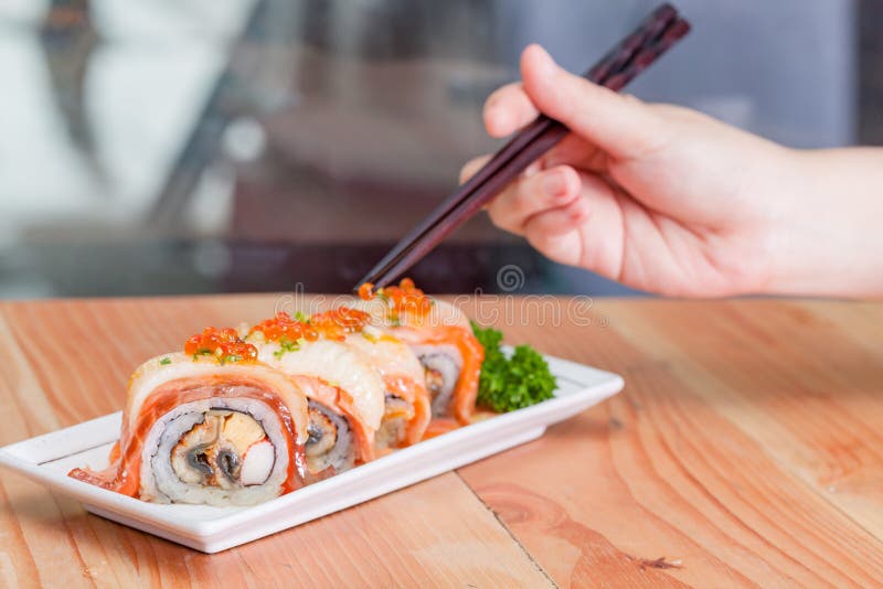 Comida de Maki Japanese imagen de archivo. Imagen de arroz - 80787741