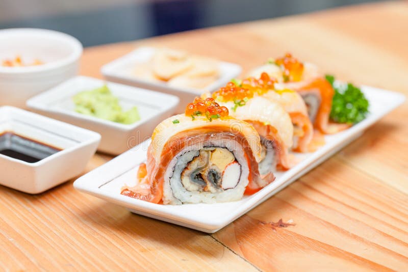 Comida de Maki Japanese foto de archivo. Imagen de anaranjado - 80788166