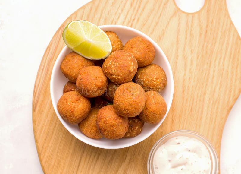 Comida De Oriente Medio. Falafel Frito. Imagen de archivo - Imagen de ...