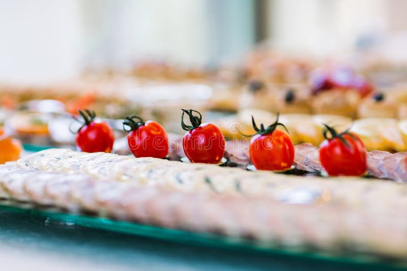 Comida Del Partido Rematada Con Los Tomates Imagen de archivo - Imagen ...