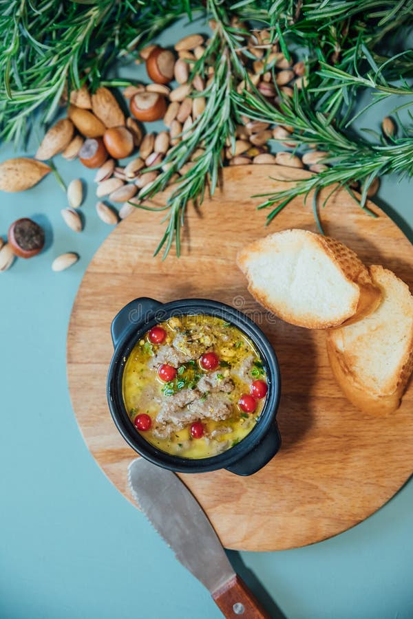 Comida Deliciosa Cocida Con Pan En La Mesa Como Fondo Imagen de archivo ...