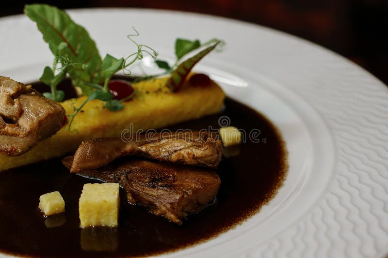 Comida Deliciosa Del Pato En Salsa En Un Restaurante Foto de archivo ...
