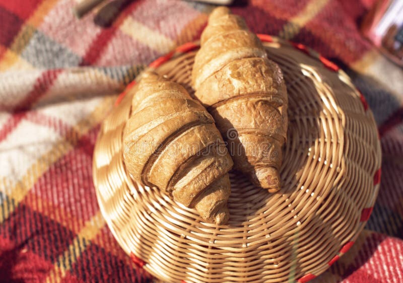 Comida Diferente En Un Picnic En El Parque Foto de archivo - Imagen de ...