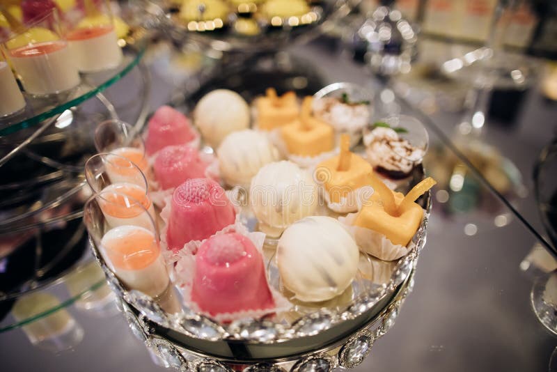 Comida Doce. Barra Elegante Com Bolos Amarelos E Cor-de-rosa Na Mesa ...