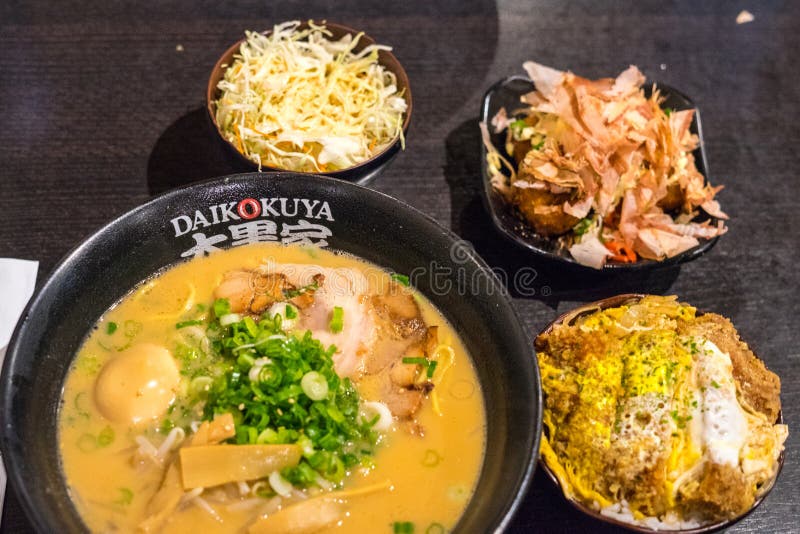 COMIDA En DAIKOKUYA En Poca Tokio, LA Foto de archivo editorial ...