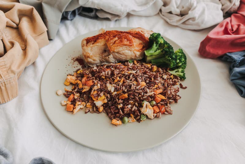 Comida En El Centro De La Ropa. Concepto De Marido Y Mujer De La Casa ...
