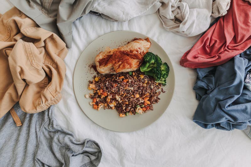 Comida En El Centro De La Ropa. Concepto De Marido Y Mujer De La Casa ...