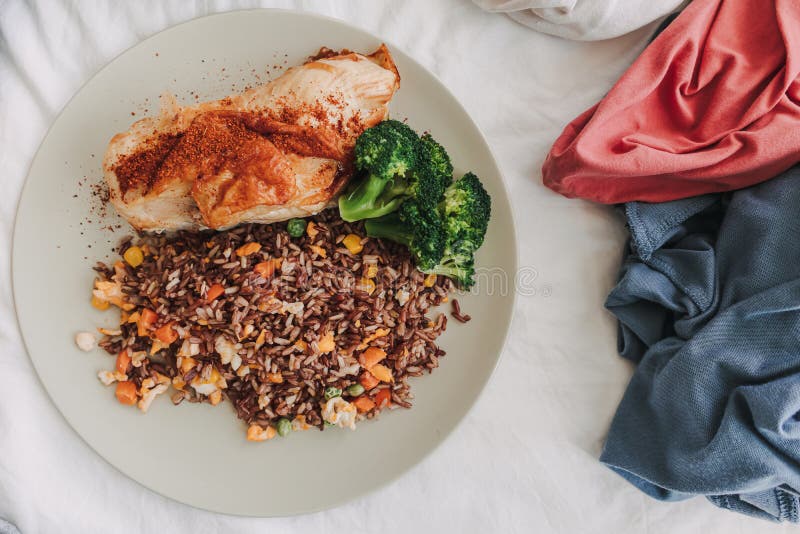 Comida En El Centro De La Ropa. Concepto De Marido Y Mujer De La Casa ...