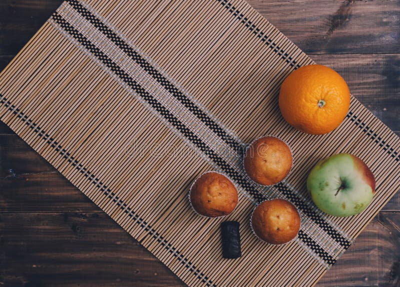 Comida en el escritorio foto de archivo. Imagen de fresco - 104727946